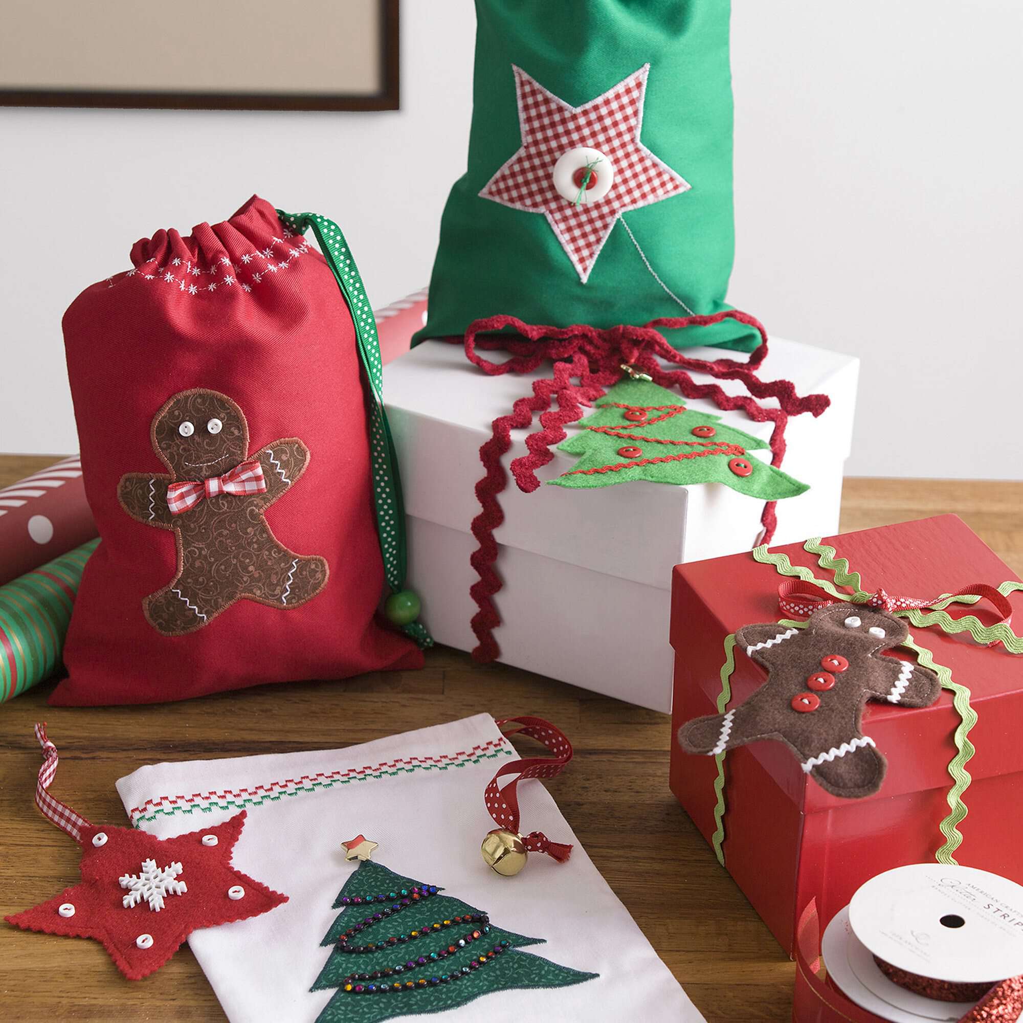 Free Coats & Clark Holiday Gift Bags Sewing Pattern | Yarnspirations