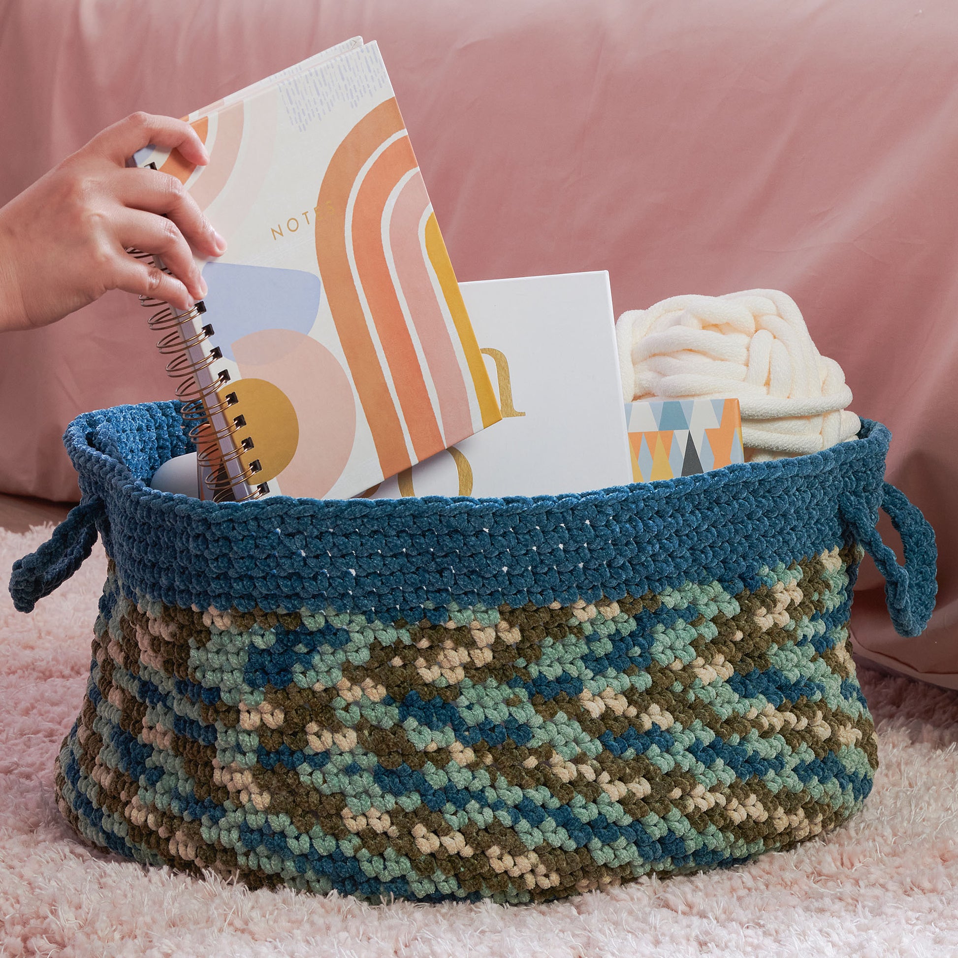 Free Easy Bernat Two Tone Basket Crochet Pattern | Yarnspirations