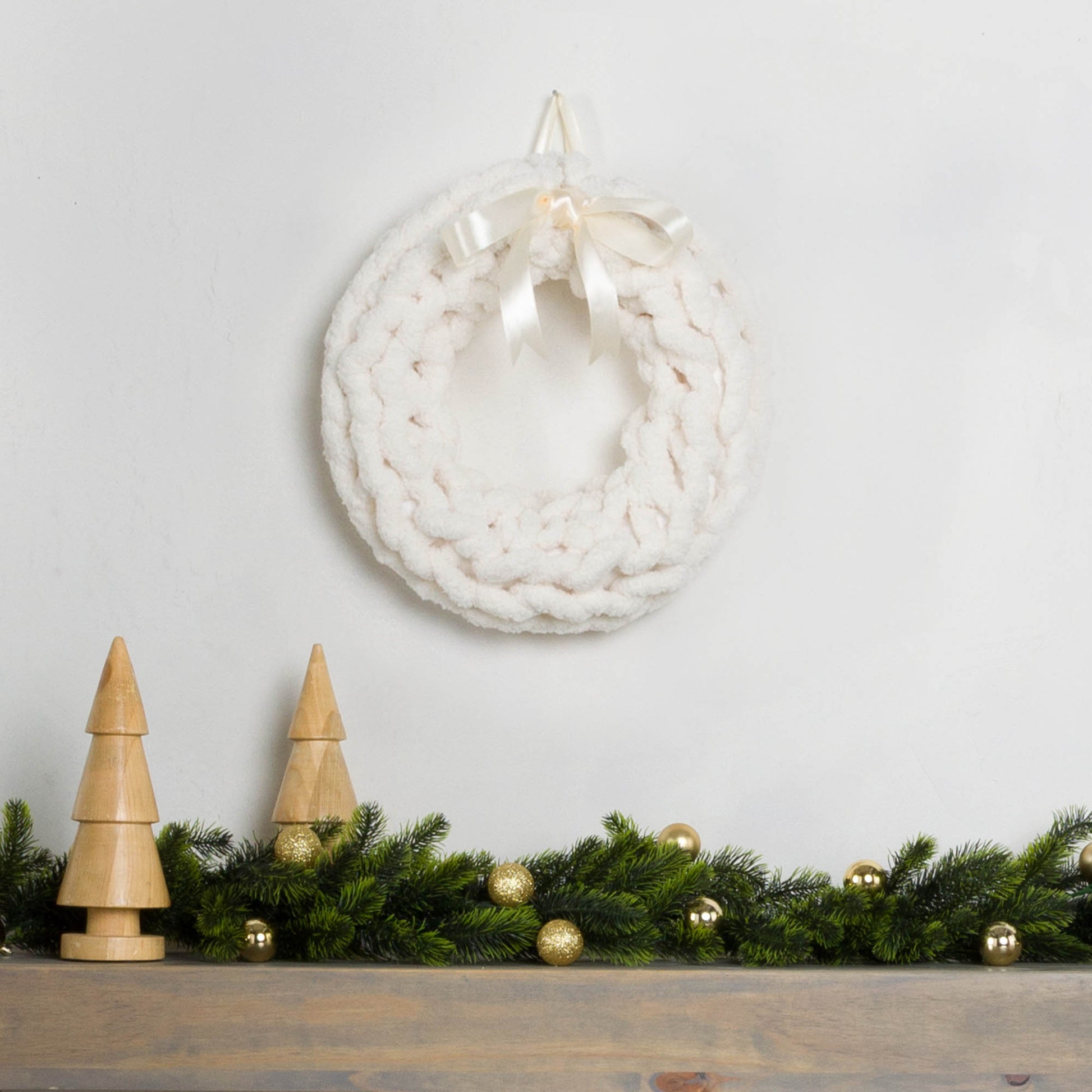 Free Beginner Bernat Knit Rustic Holiday Wreath Pattern | Yarnspirations