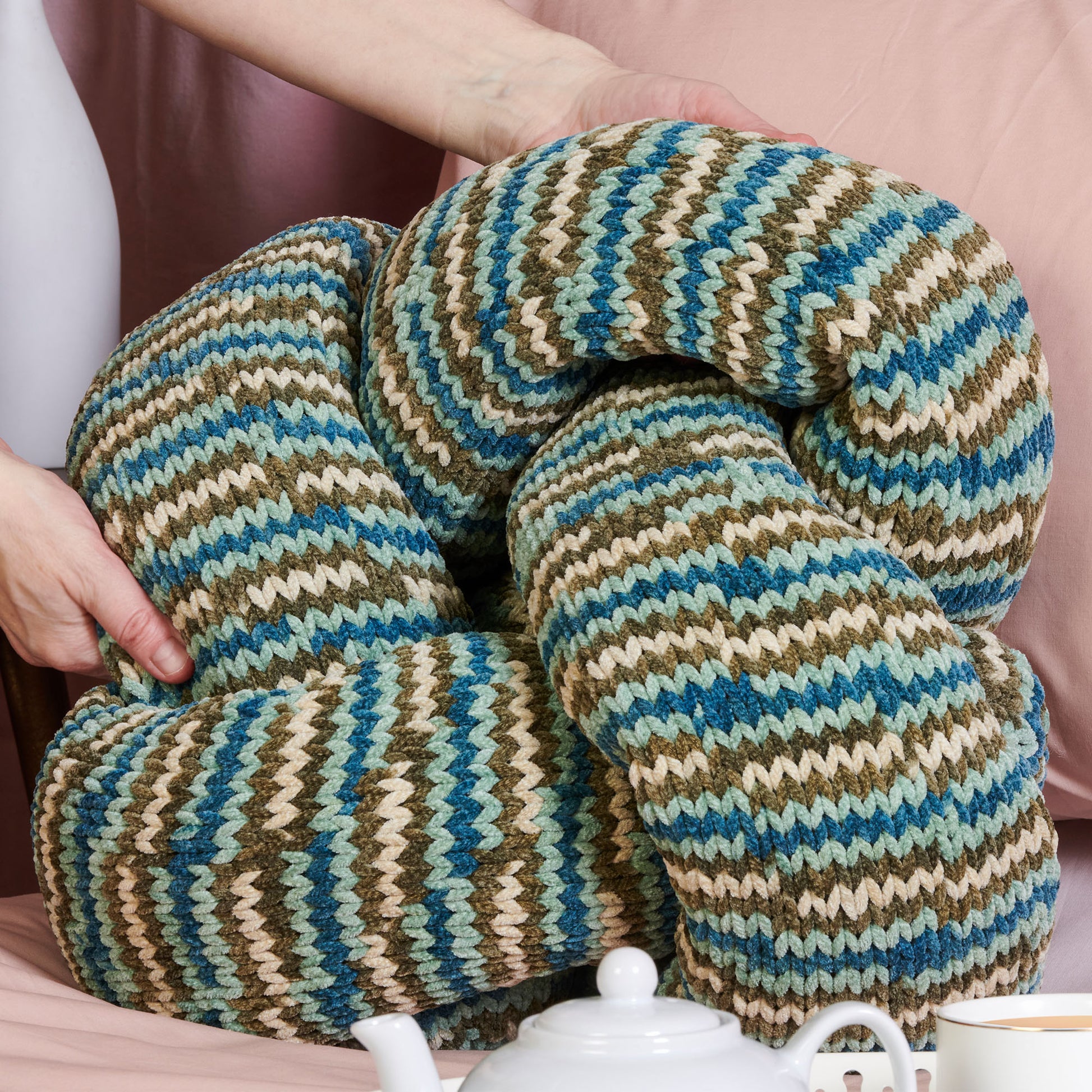 Free Easy Bernat Plush Friendship Knot Pillow Knitting Pattern ...