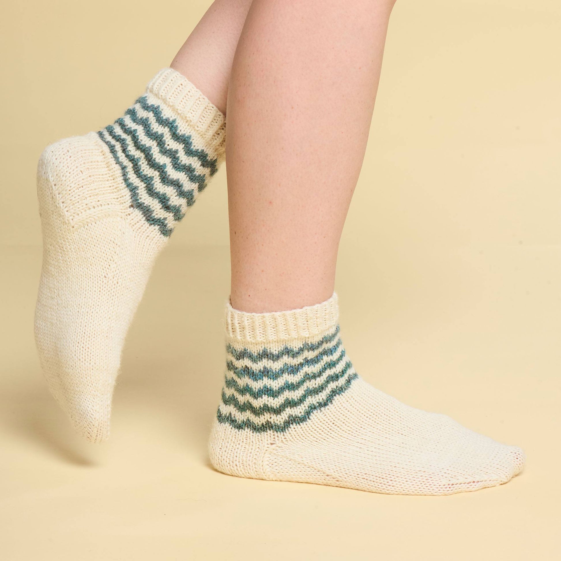 Free Intermediate Patons Kroy Zig-a-Zig-ahh Knit Socks Pattern ...