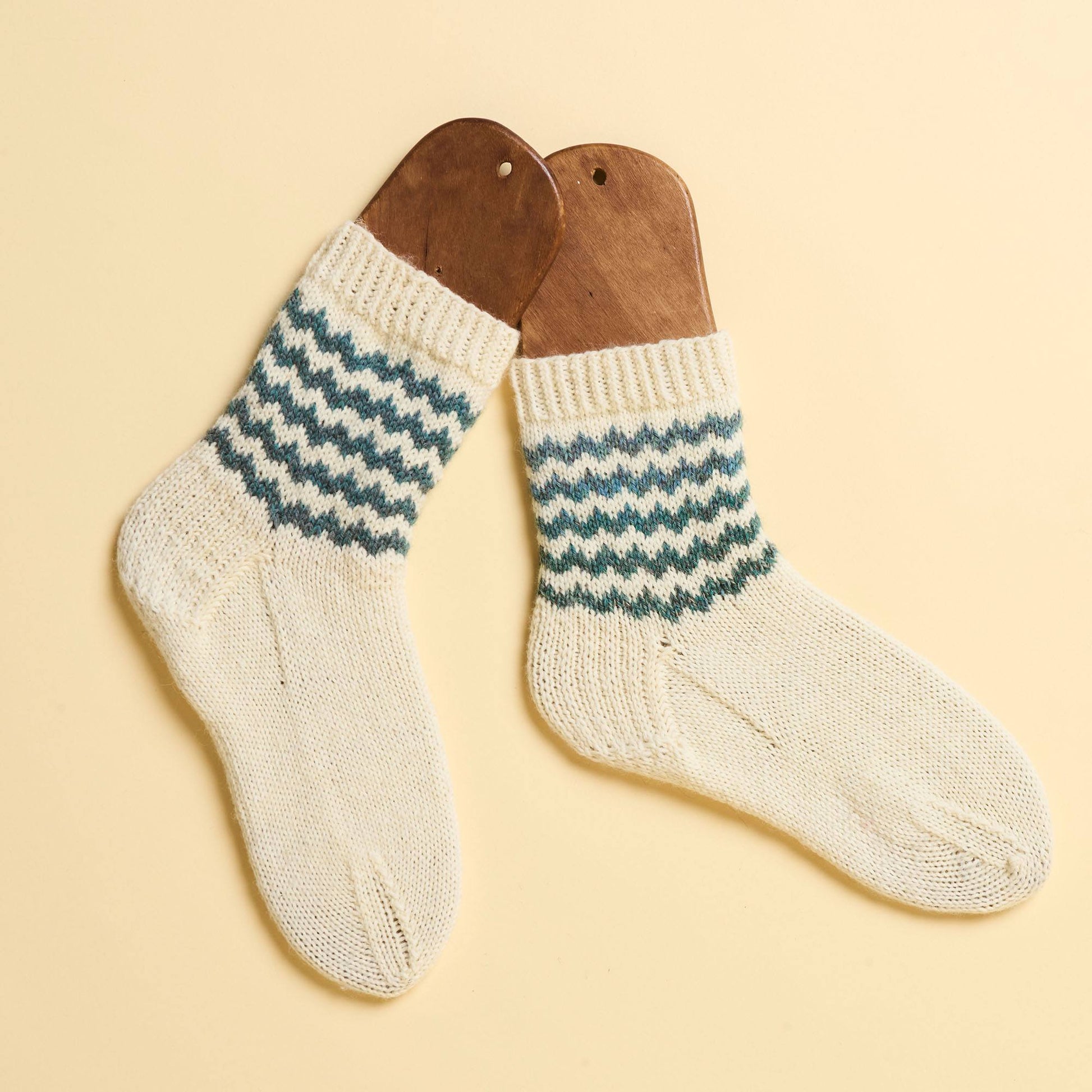 Free Intermediate Patons Kroy Zig-a-Zig-ahh Knit Socks Pattern ...