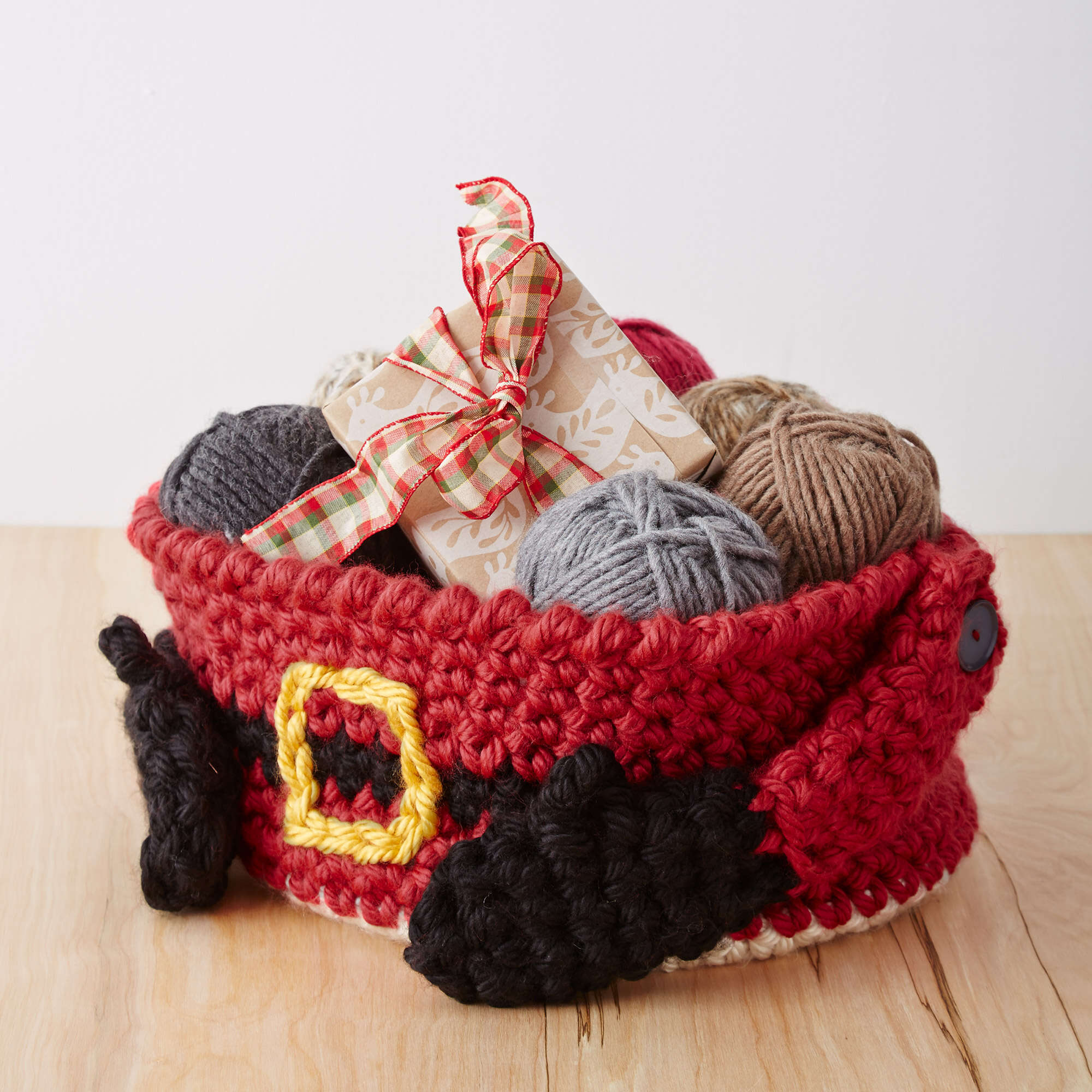 Free Easy Bernat Santa's Gift Basket Crochet Pattern | Yarnspirations