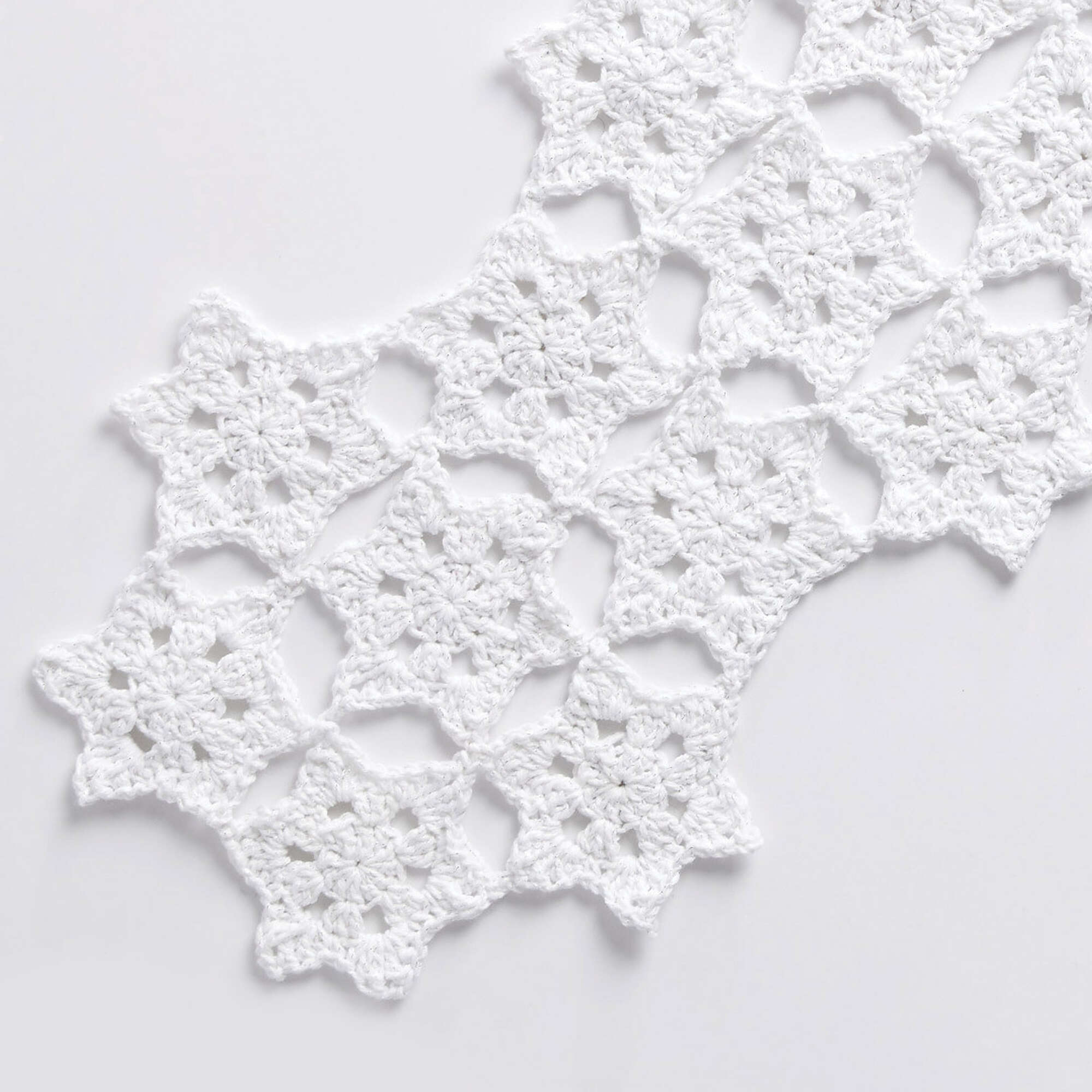 Free Easy Bernat Starflake Table Runner Crochet Pattern | Yarnspirations