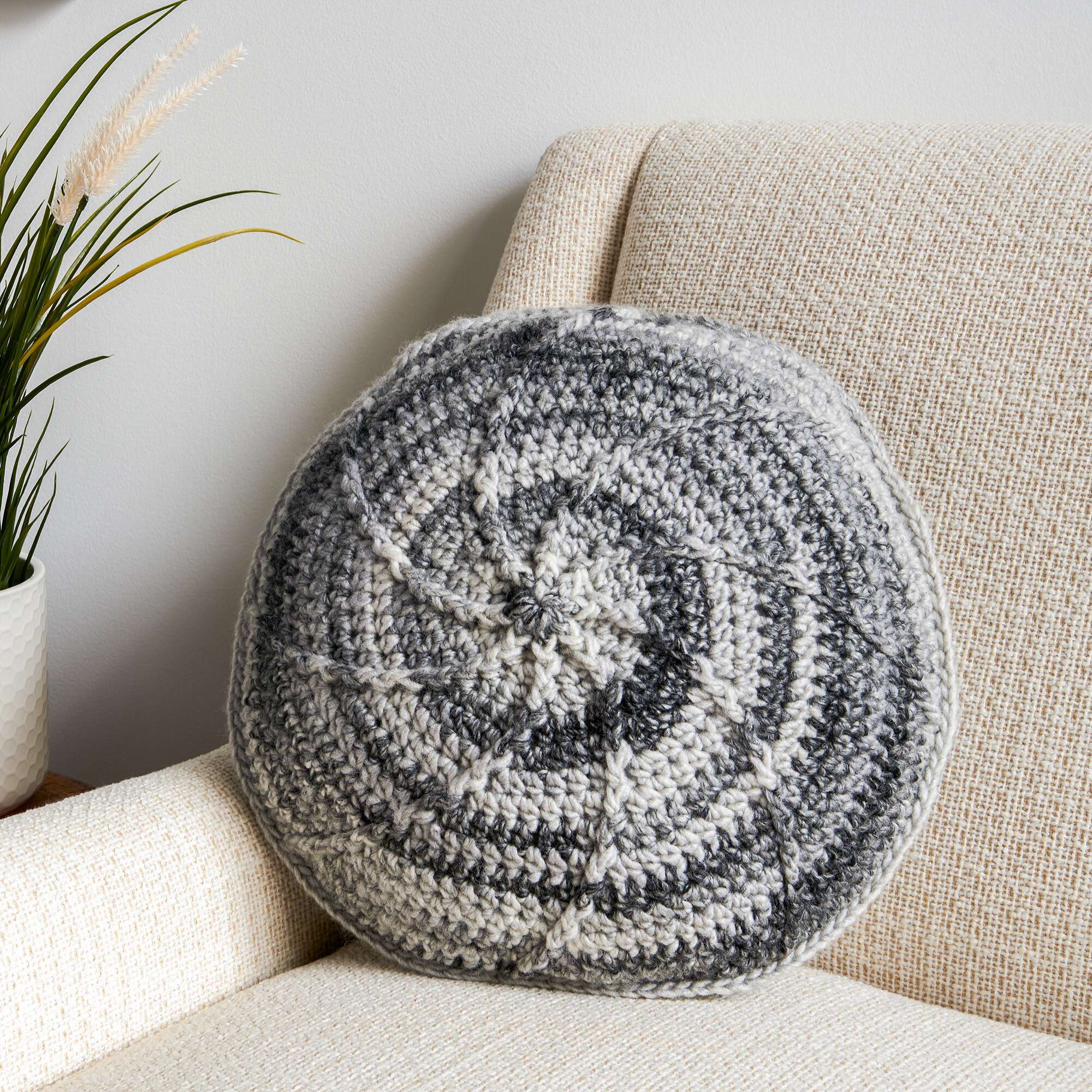 Free Easy Bernat Bespoke Pillow Crochet Pattern | Yarnspirations