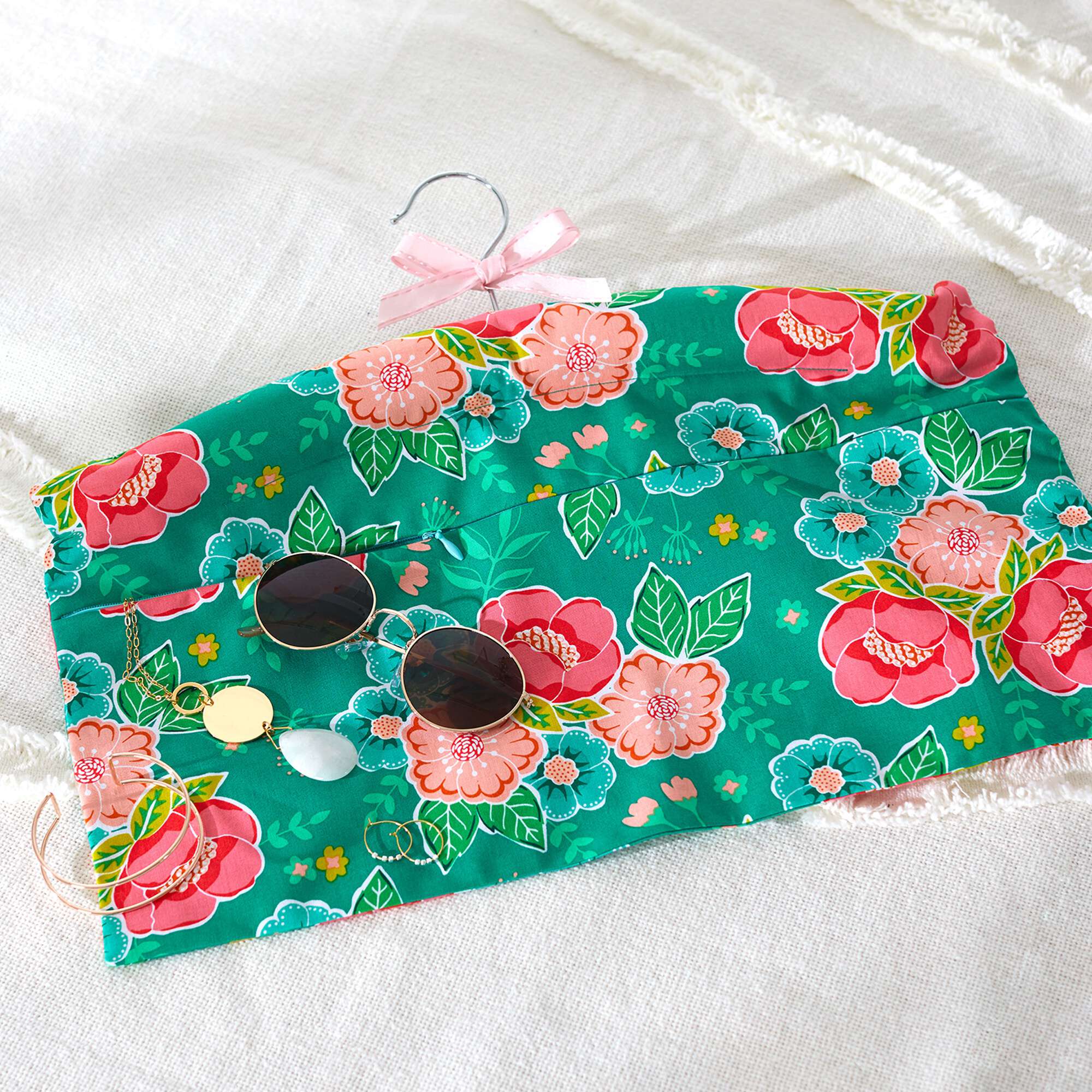 Free Beginner Coats & Clark Hanger Safe with Hidden Pocket Sewing ...