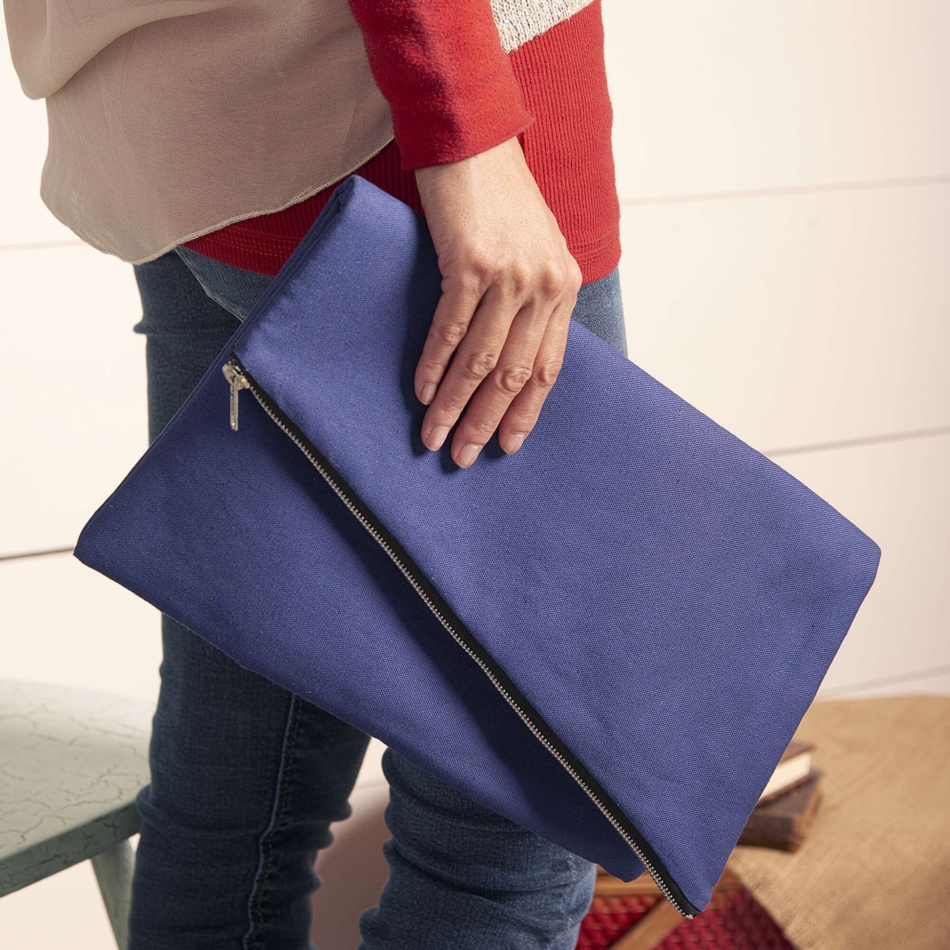 Coats & Clark Diagonal Zipper Clutch | Yarnspirations