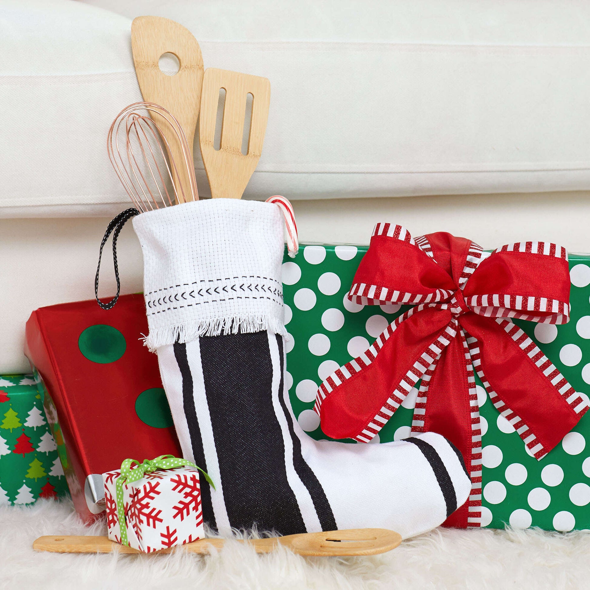 Free Coats & Clark Stocking In Black & White Sewing Pattern ...