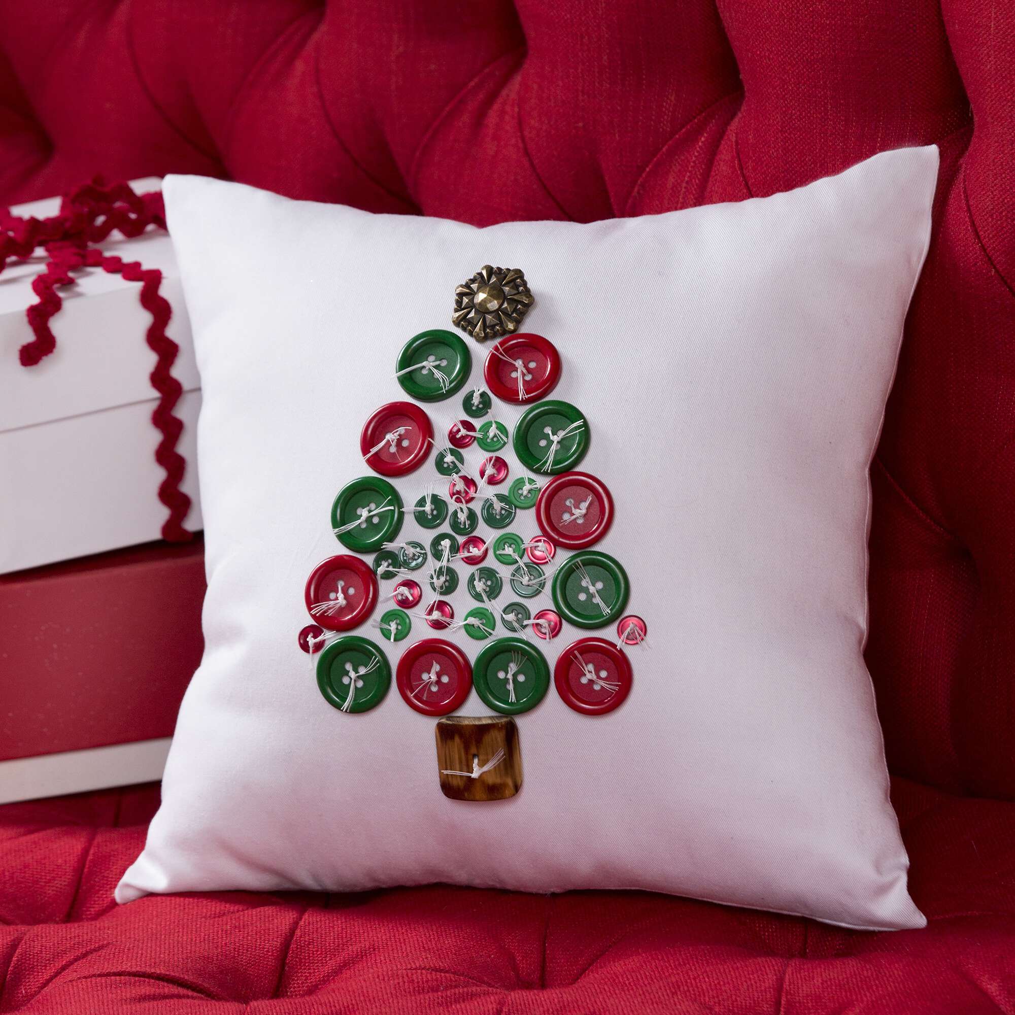 Free Beginner Coats & Clark Oh Tannenbaum Button Pillow Sewing Pattern ...