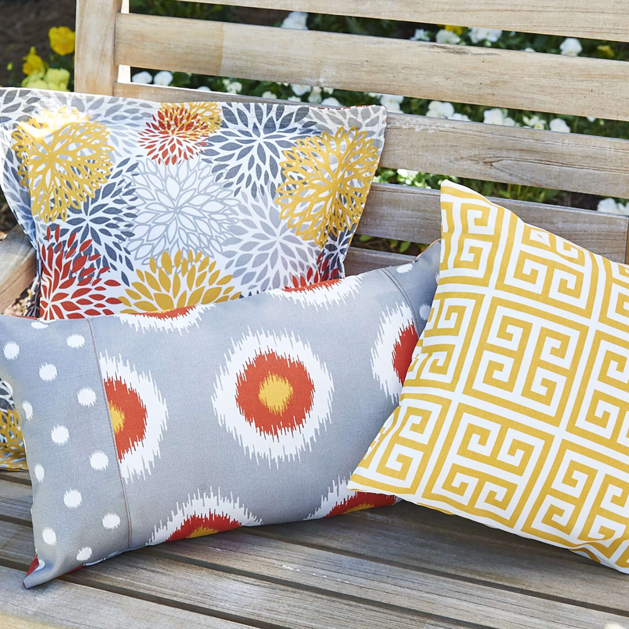 Free Coats & Clark Knife Edge Pillows Sewing Pattern | Yarnspirations