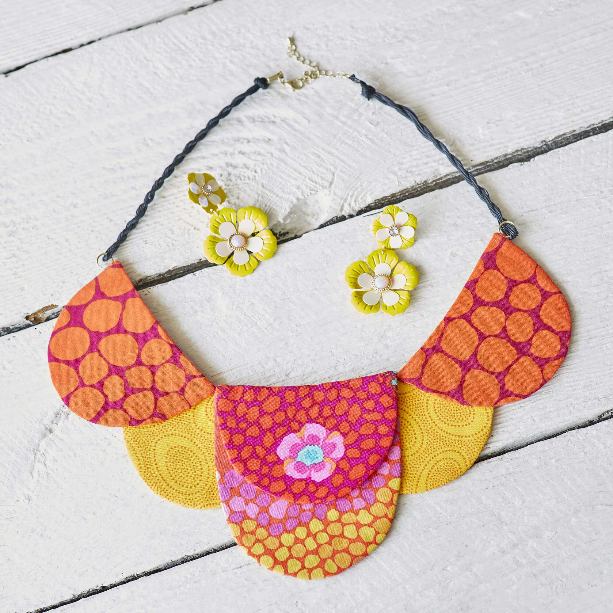 Free Easy Coats & Clark Colorful Fabric Necklace Craft Pattern ...