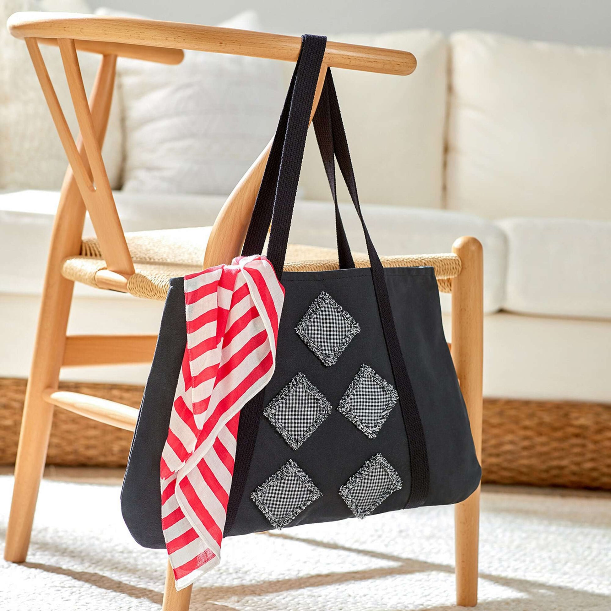 Free Beginner Coats & Clark In the Fray Tote with Black & White Frayed ...
