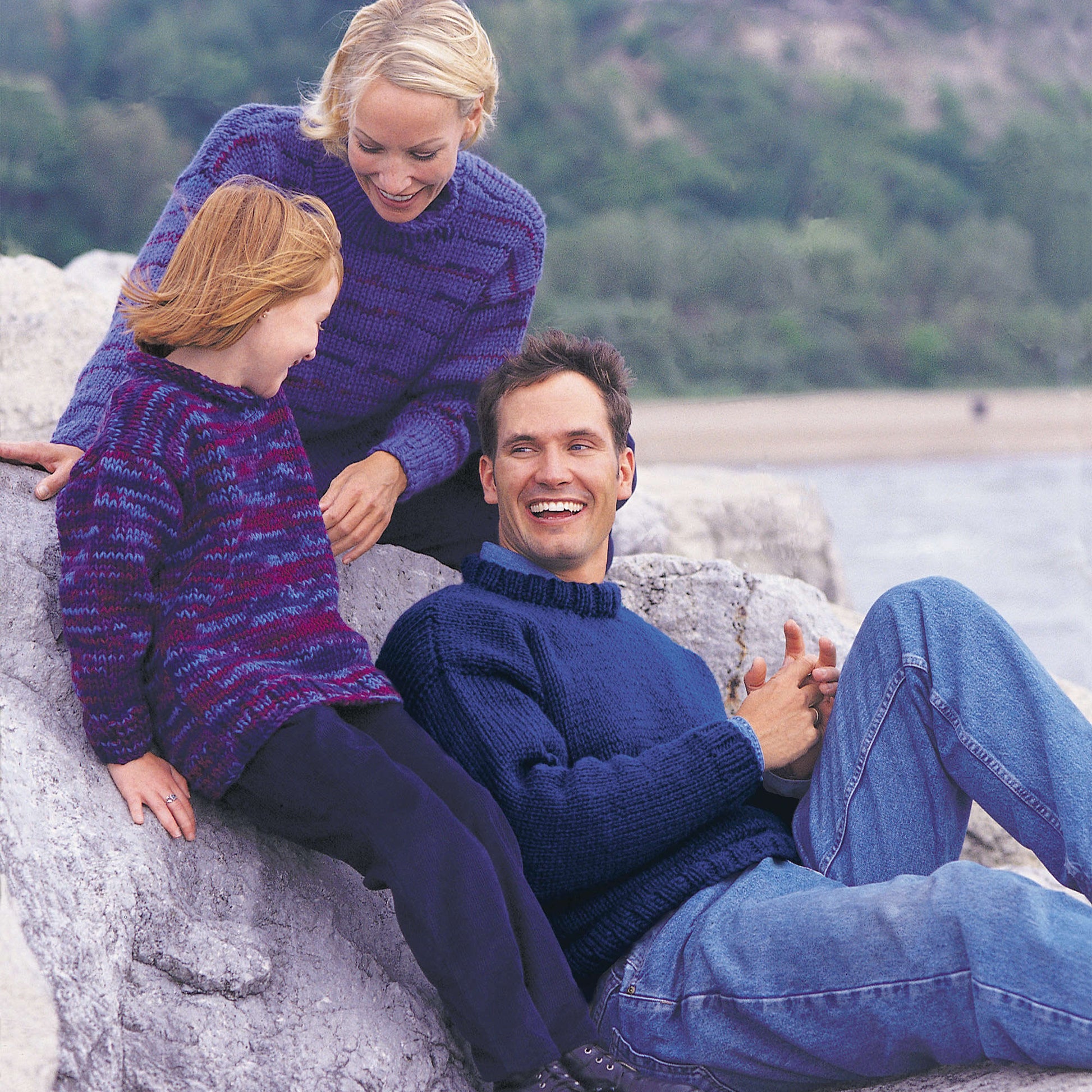 Free Easy Patons Big-Stitch Pullover Knitting Pattern | Yarnspirations