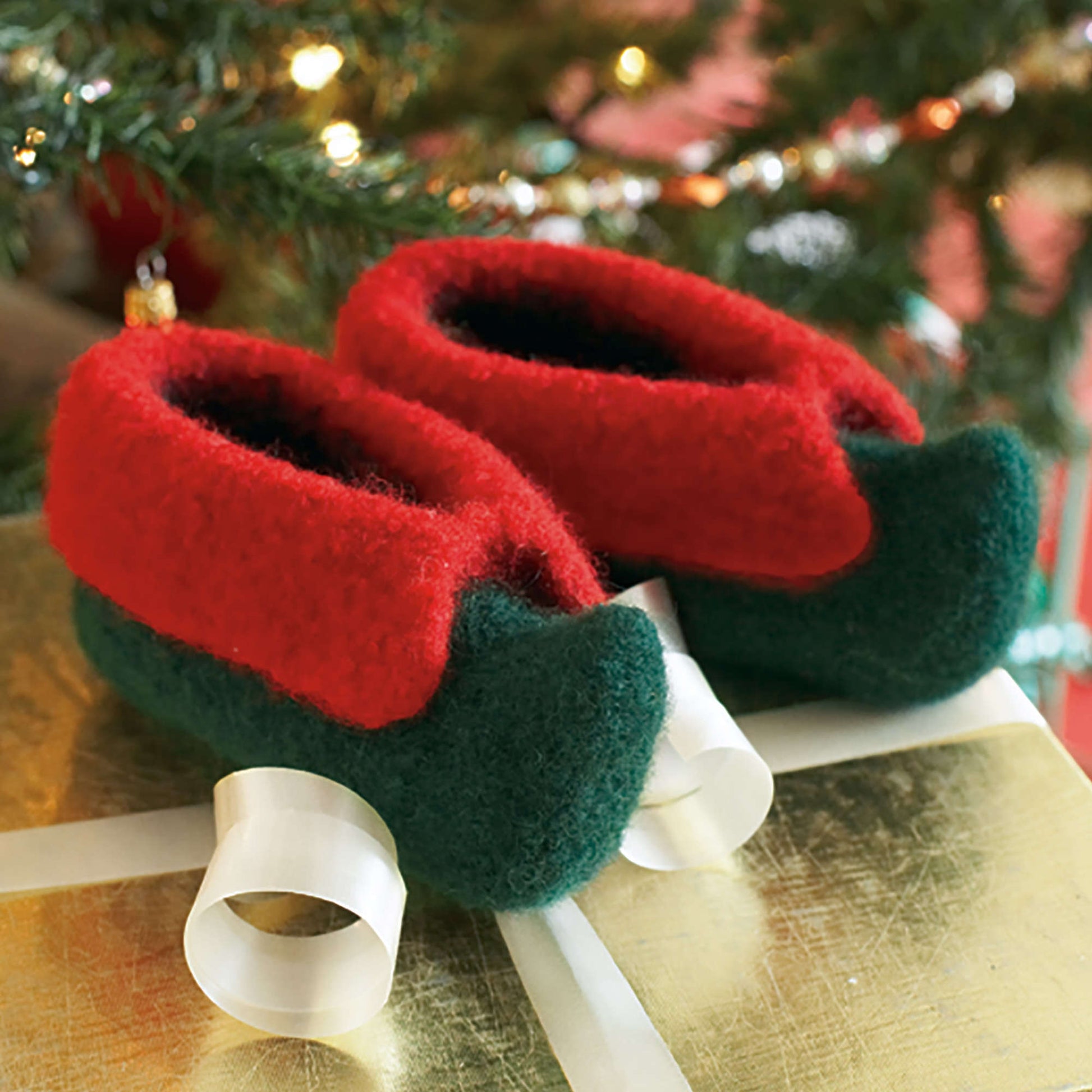 Free Easy Patons Kid's Elf Slippers Knitting Pattern | Yarnspirations