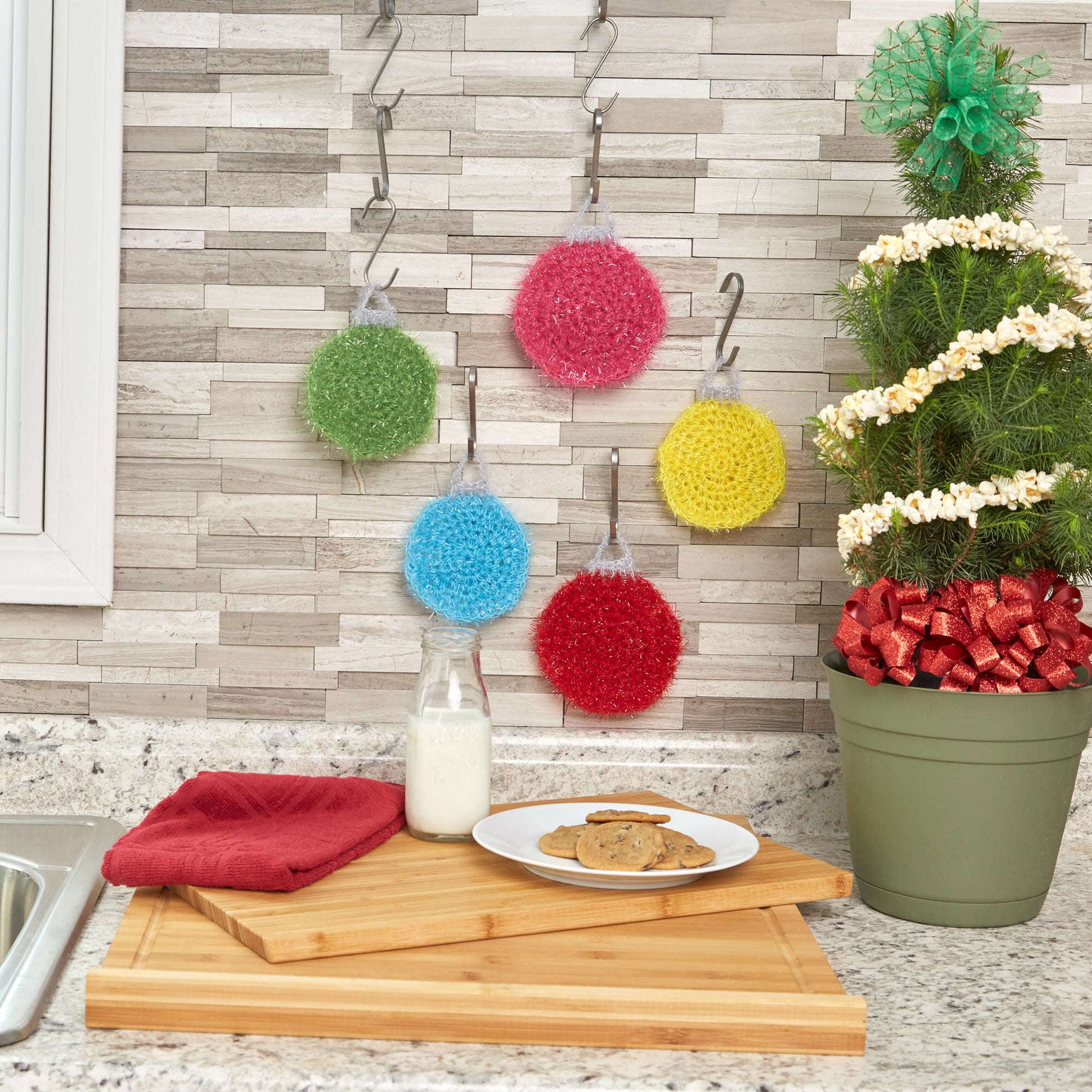 Free Easy Red Heart Christmas Tree Ornament Scrubbies Crochet Pattern ...