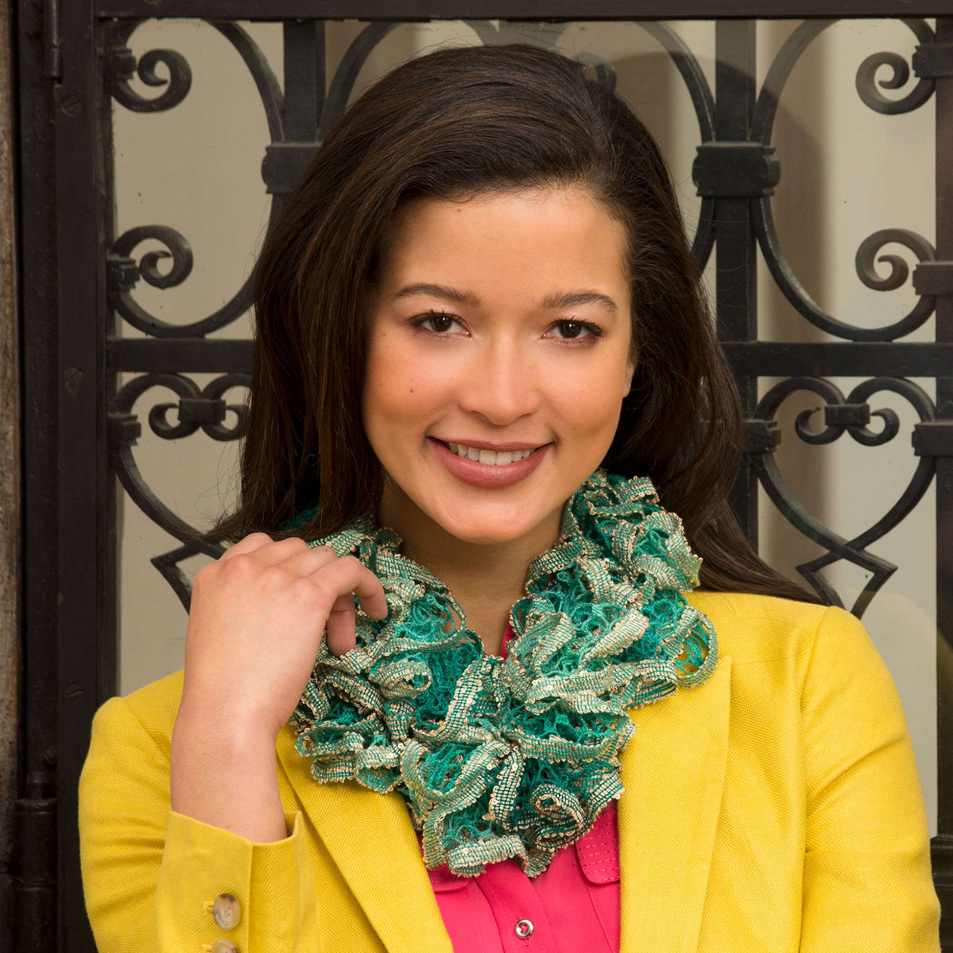 Free Easy Red Heart Envious Ruffles Scarf Knitting Pattern | Yarnspirations